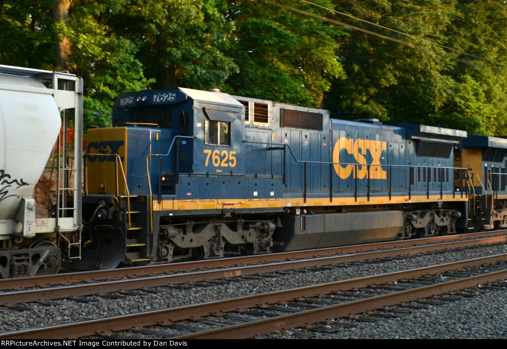 CSX C40-8 7625 trails on Q439-05.